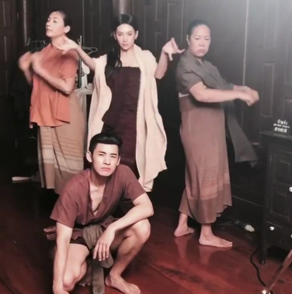 การะเกด&เดอะแก๊งค์ มาในเพลง Poom Poom pow แฟนคลับหวั่น ผ้าถุงแม่หลุด(ชม ...