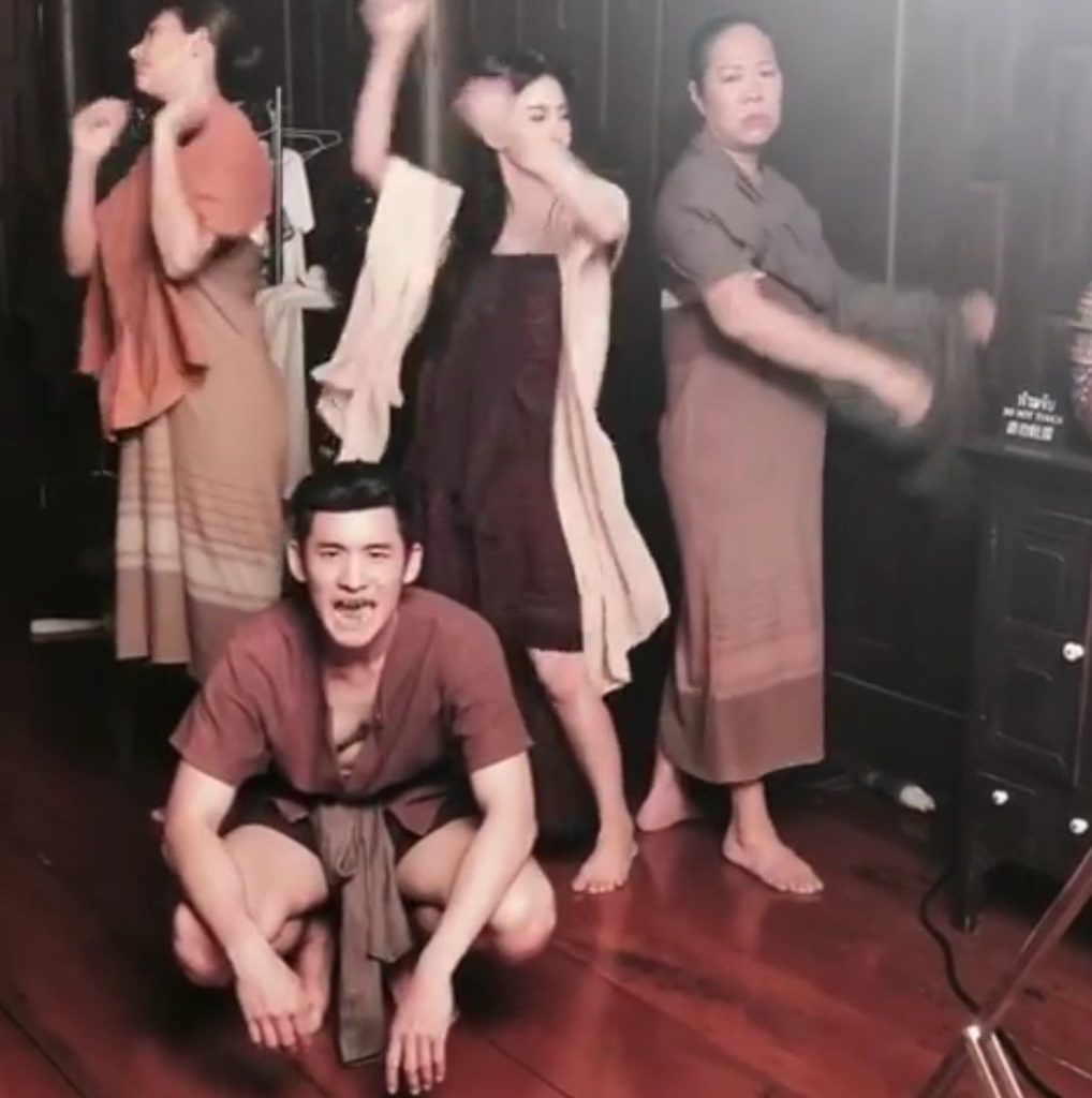 การะเกด&เดอะแก๊งค์ มาในเพลง Poom Poom pow แฟนคลับหวั่น ผ้าถุงแม่หลุด(ชม ...