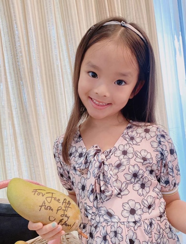 น้องปีใหม่ จัดเต็มโชว์เล่าเรื่องเป็นภาษาอังกฤษให้ คุณตา ฟัง สำเนียงเป๊ะมาก