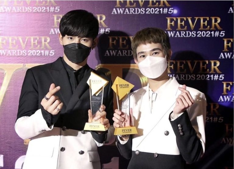 โอห์ม-ฟลุ๊ค ขึ้นเทรนทวิตเตอร์อันดับ 3 วันนี้หลังคว้ารางวัล คู่จิ้นฟีเวอร์จาก Fever Award 2021