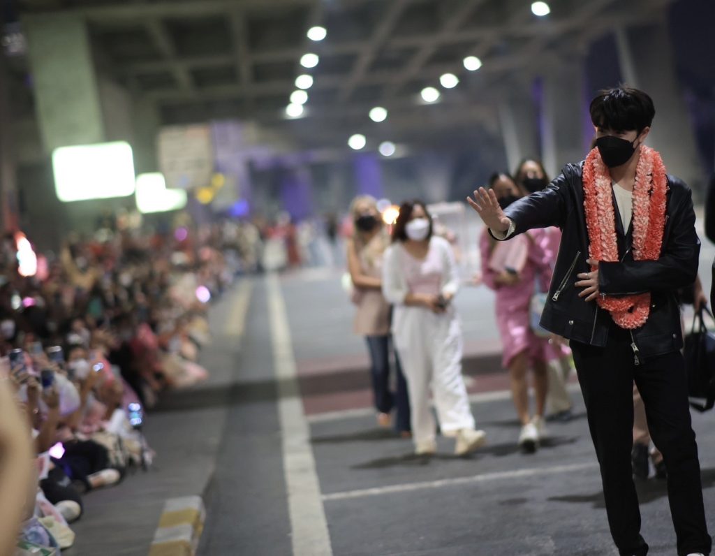 เจ้าปลาดาว รอต้อนรับสนามบินแทบแตก!!!